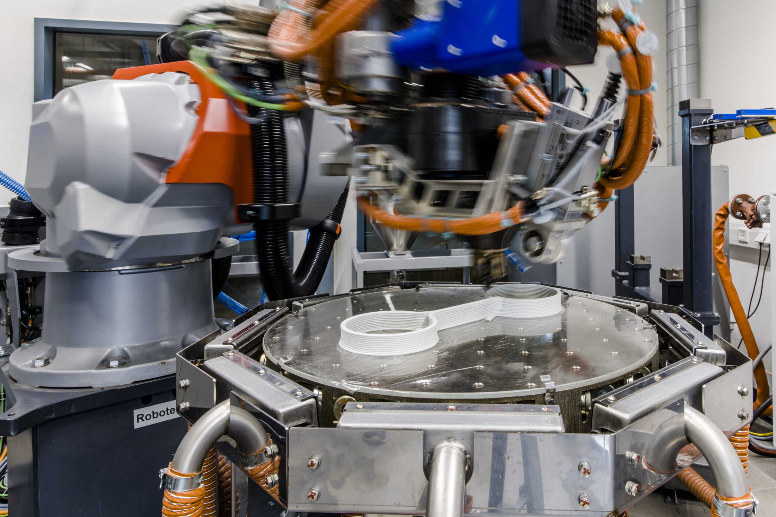 Large Scale Additive Manufacturing - Institute of Polymer Technology (LKT)